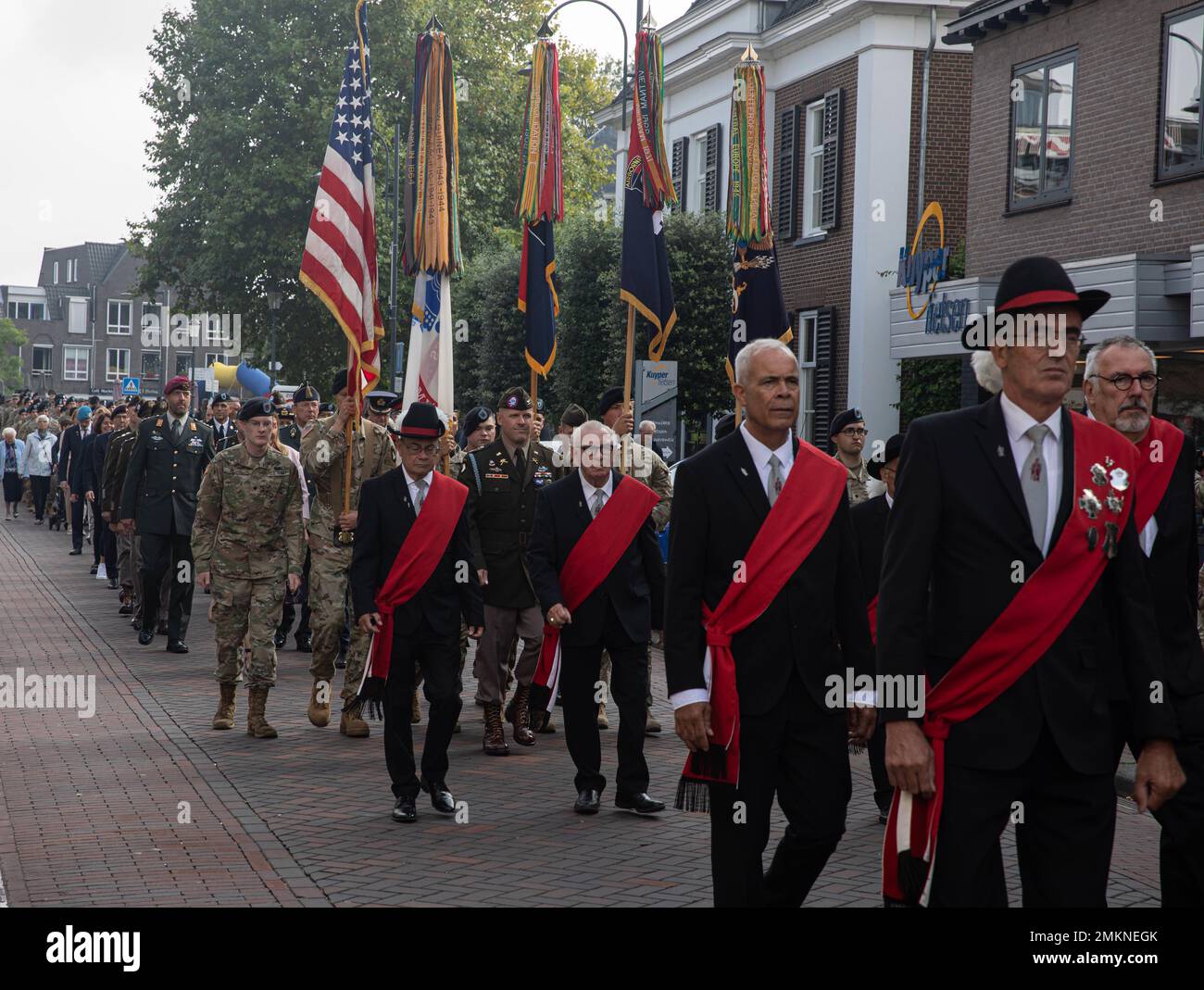Soldiers assigned to Headquarters and Headquarters Battalion, 101st ...