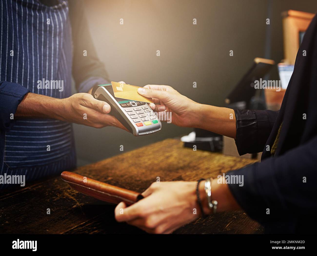 People paying at till in store hi-res stock photography and images - Alamy
