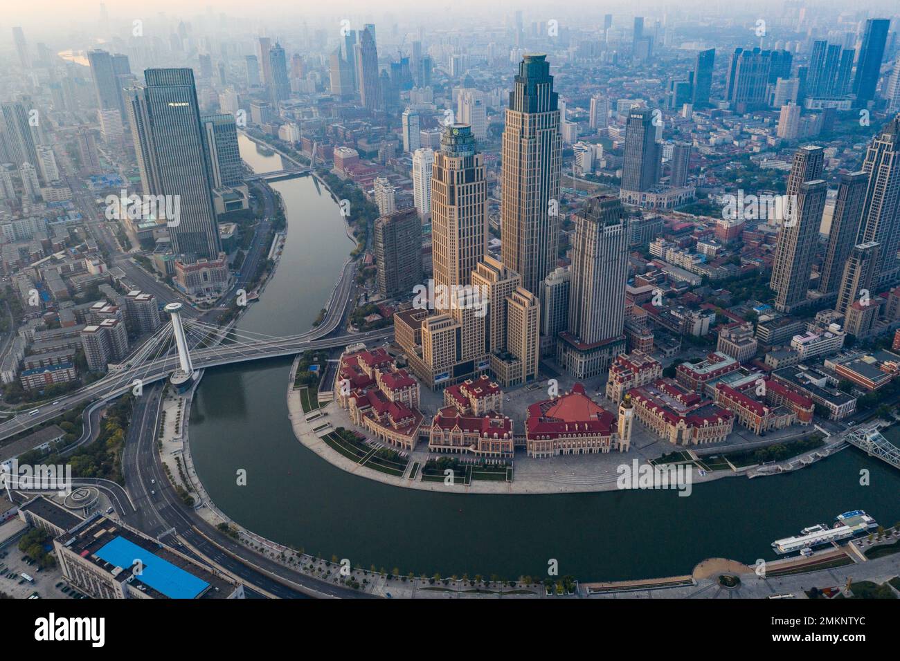 Famous landmarks world round hi-res stock photography and images - Alamy
