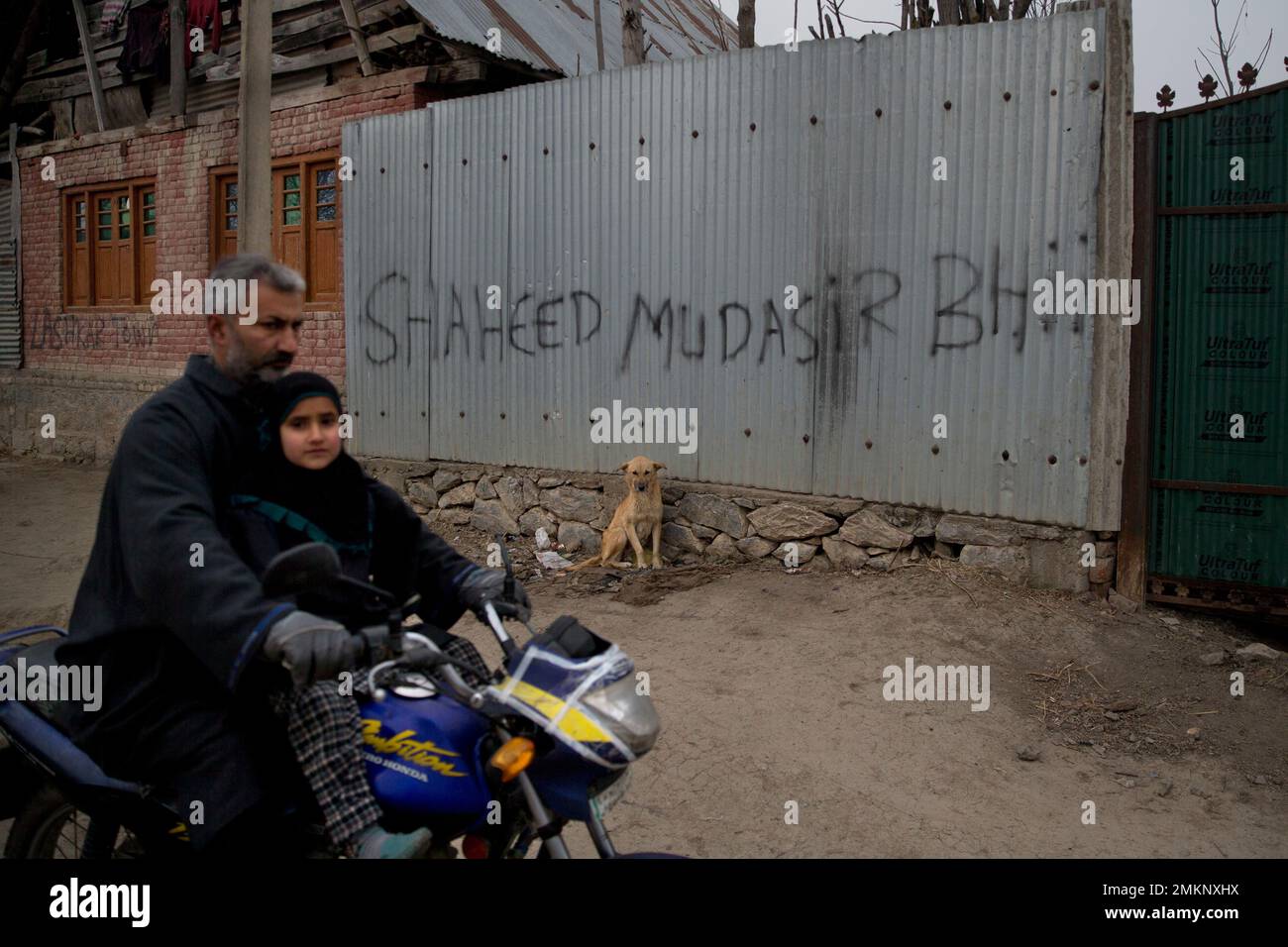 In this Dec. 26, 2018 photo, a Kashmiri man along with his daughter ...