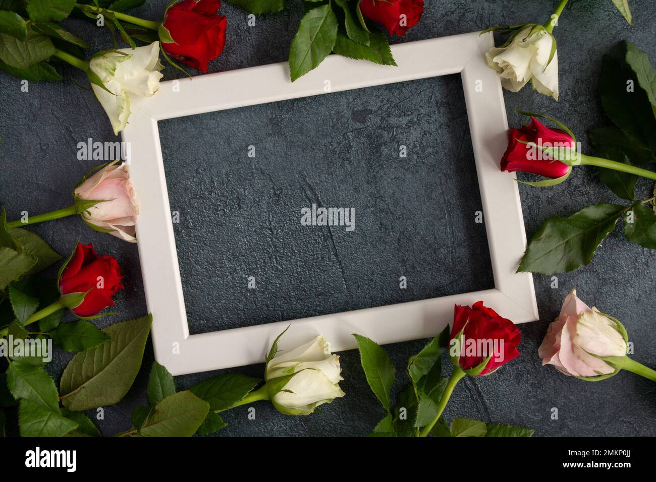 Red and white roses, photo frame for Valentine's Day, marriage proposal ...