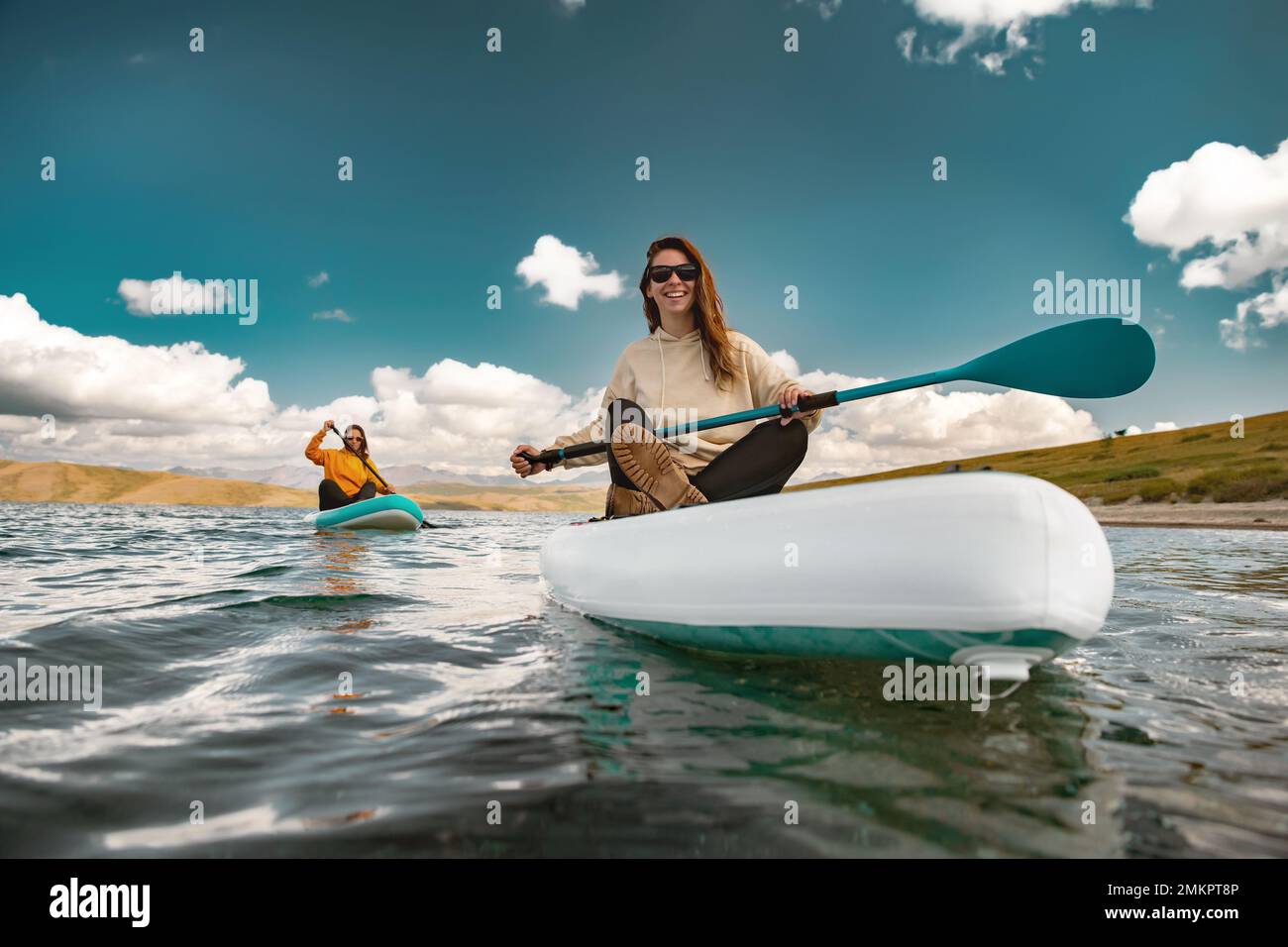Girls on paddle boards hi-res stock photography and images - Alamy