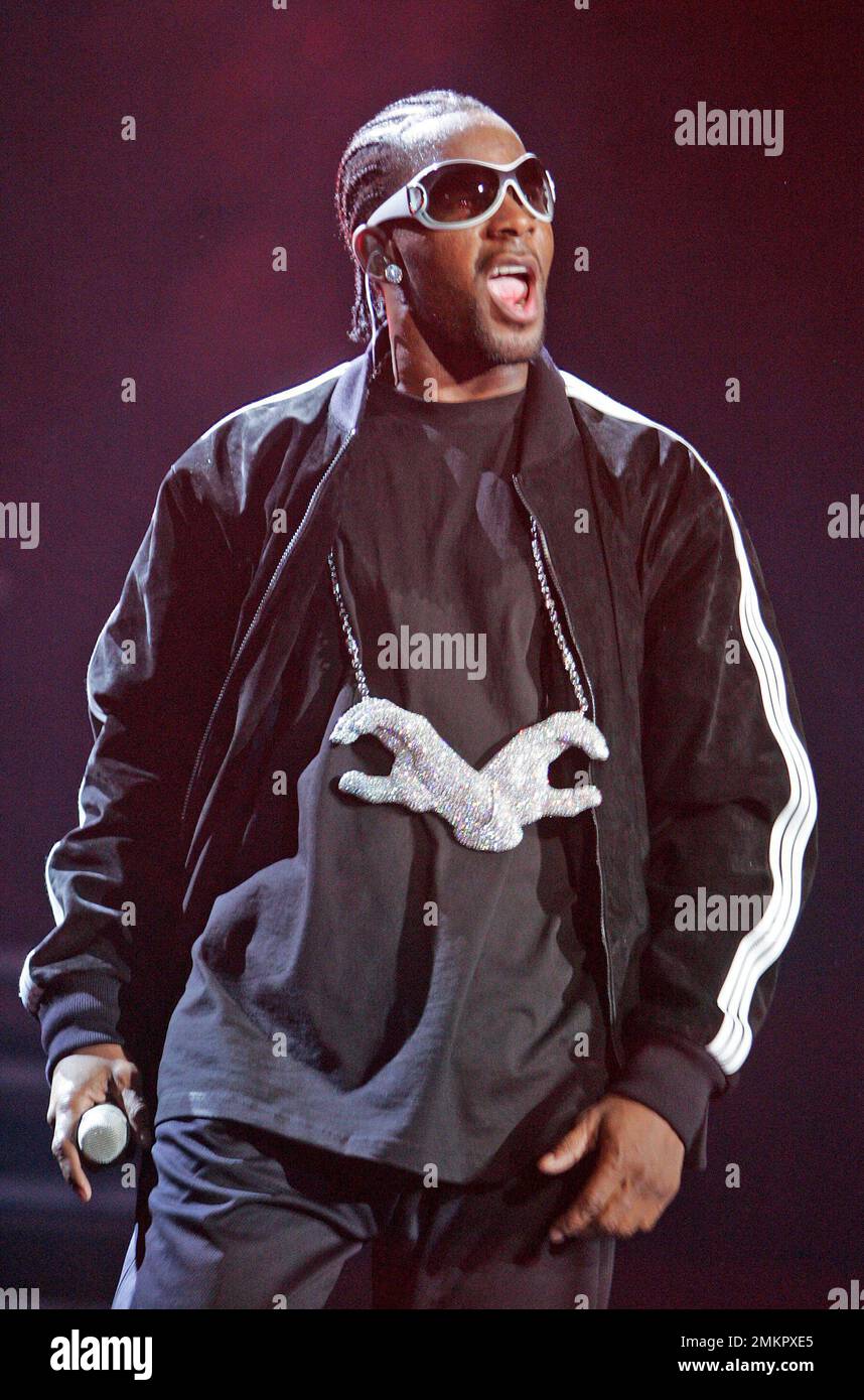 FILE - In this Nov. 15, 2007 file photo, R&B artist R. Kelly performs ...