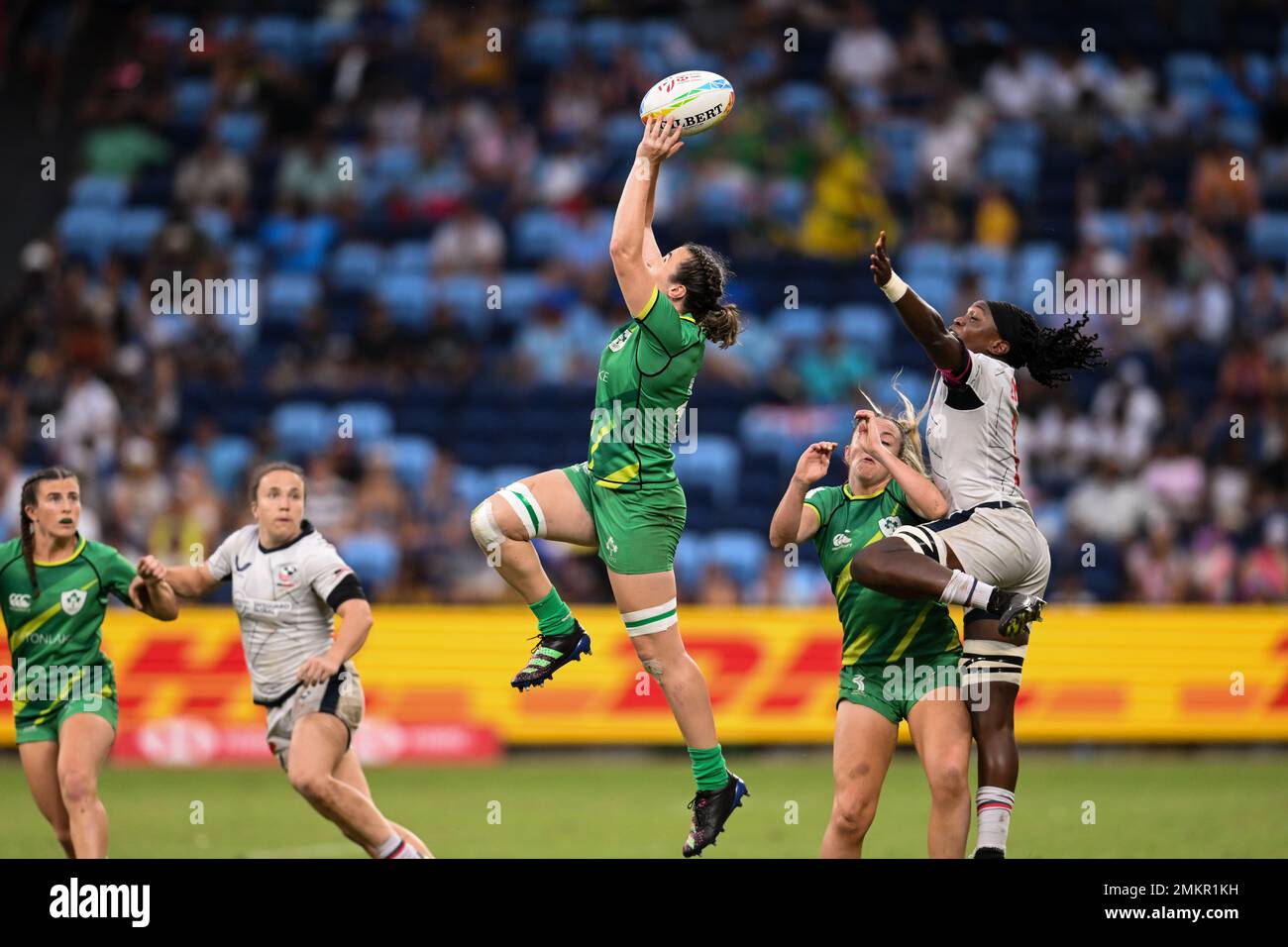 Eve Higgins of Ireland catches the ball during the HSBC Sydney Sevens ...