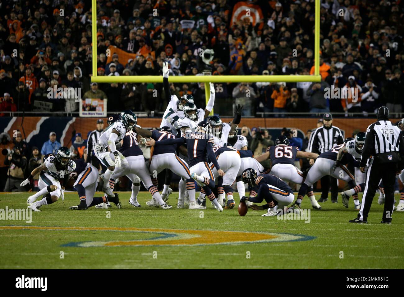 Chicago Bears kicker Cody Parkey (1) attempts a field goal against the ...