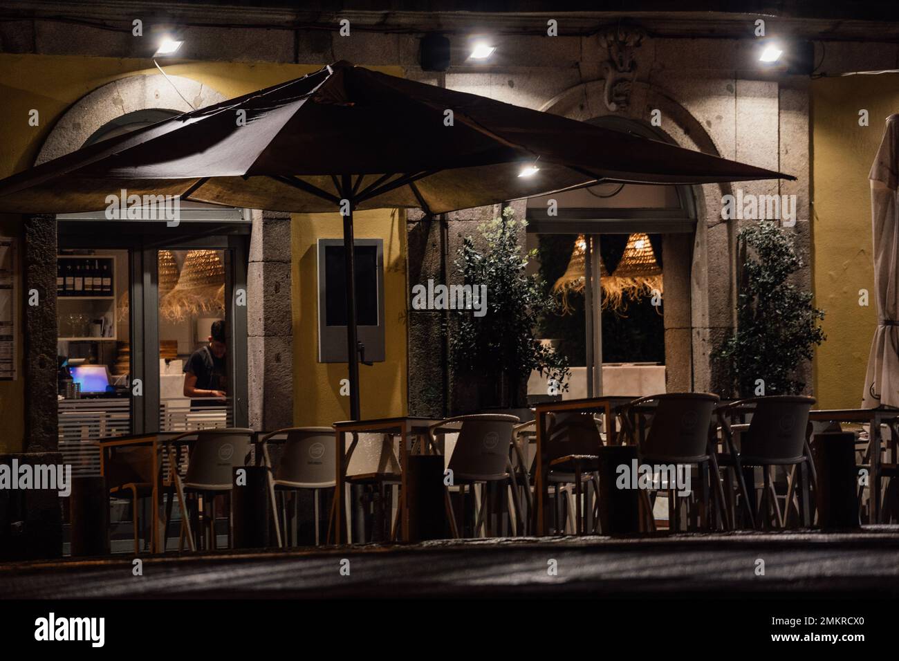 Restaurant terrace street night hi-res stock photography and images - Alamy