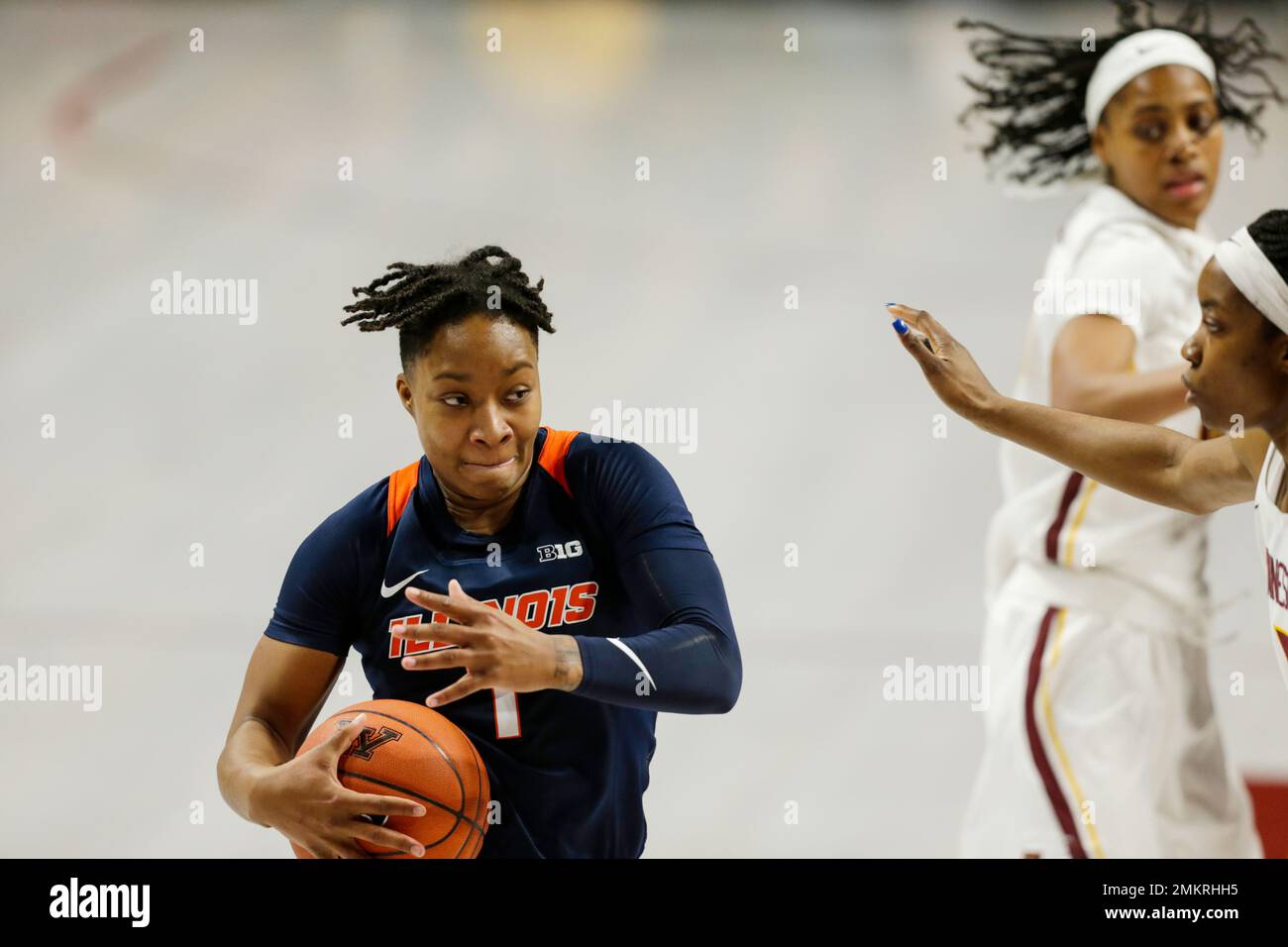 Illinois guard Brandi Beasley drives against Minnesota during an NCAA ...