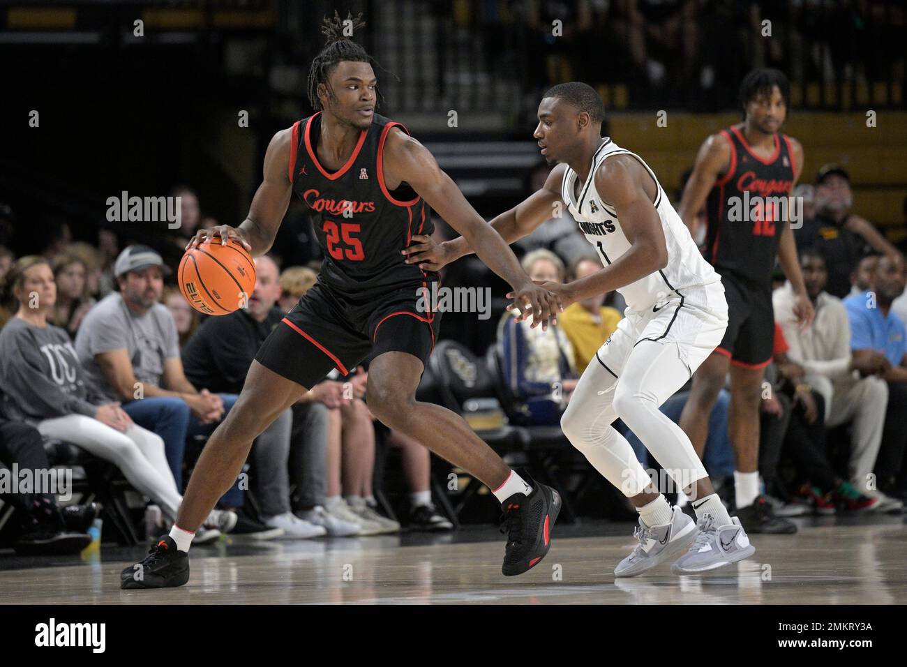 Houston forward Jarace Walker (25) is defended by Central Florida guard ...