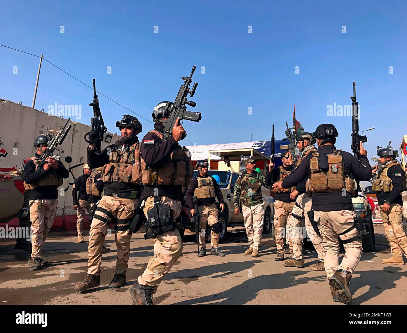 Iraqi Army soldiers chant slogans against the Islamic State group ...