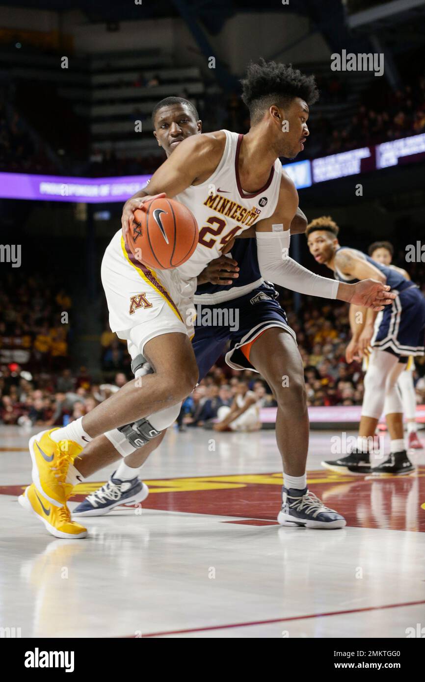 When Minnesota center Eric Curry entered the team's last game, the ...