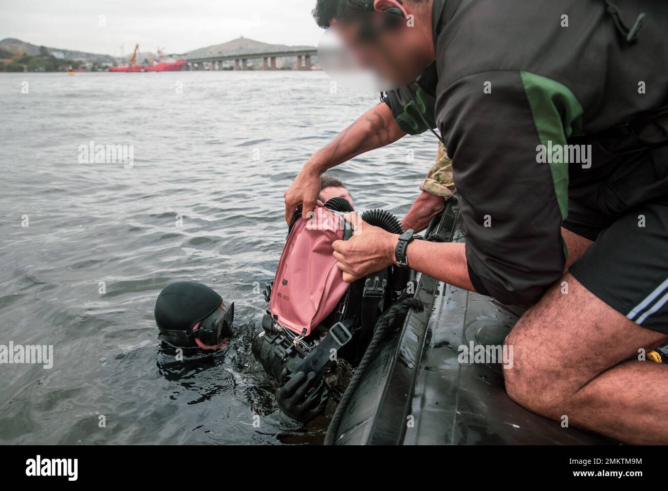 A Brazilian service member with the Grupamento de Mergulhadores de ...