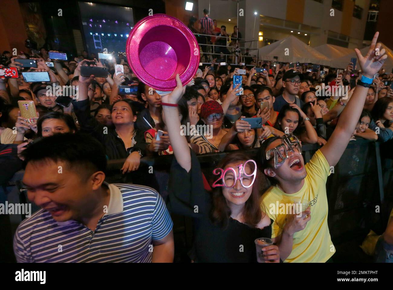 Filipinos cheer during a New Year countdown at the Eastwood Shopping ...