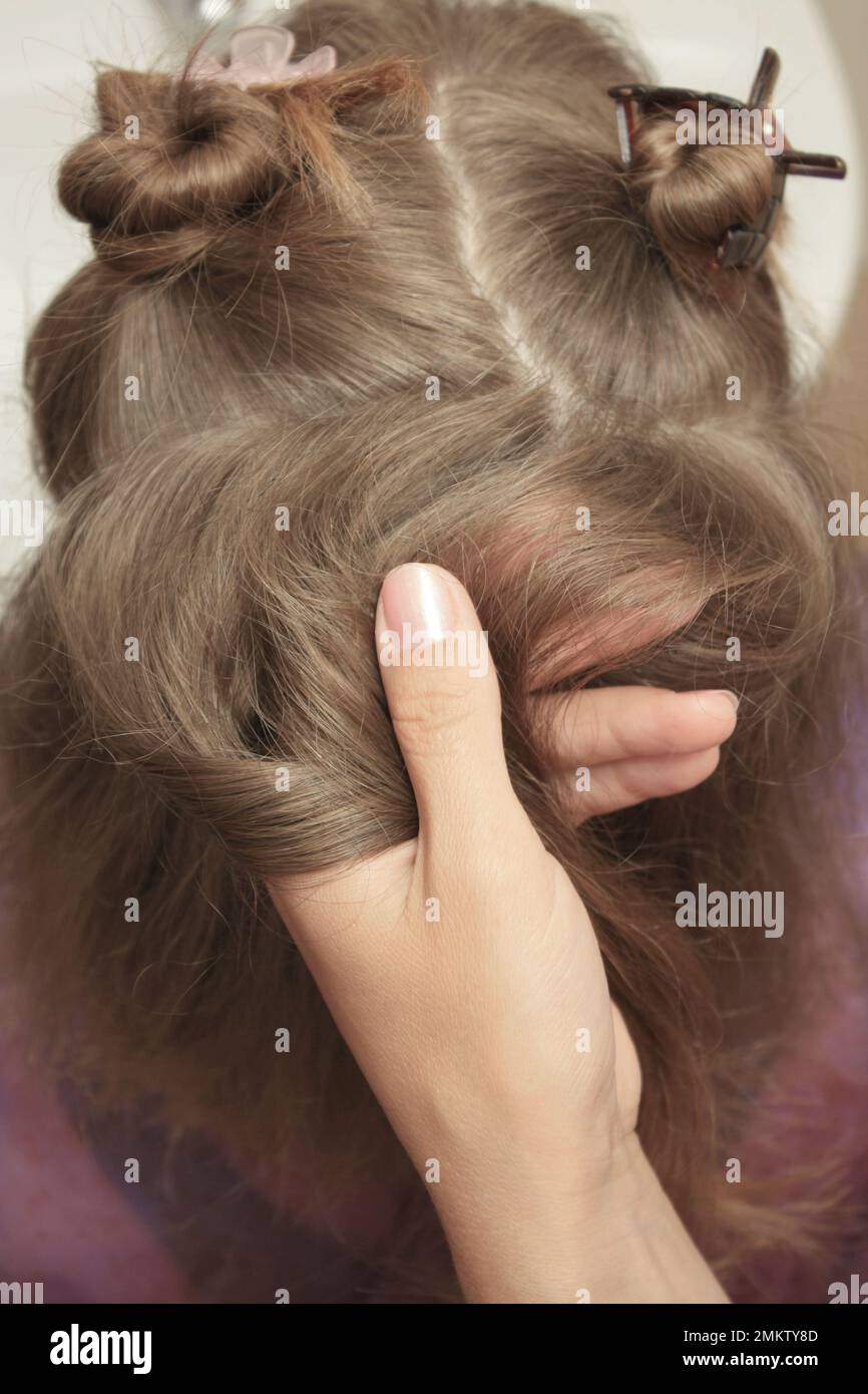 Hands makes hairstyle woman hi-res stock photography and images - Alamy