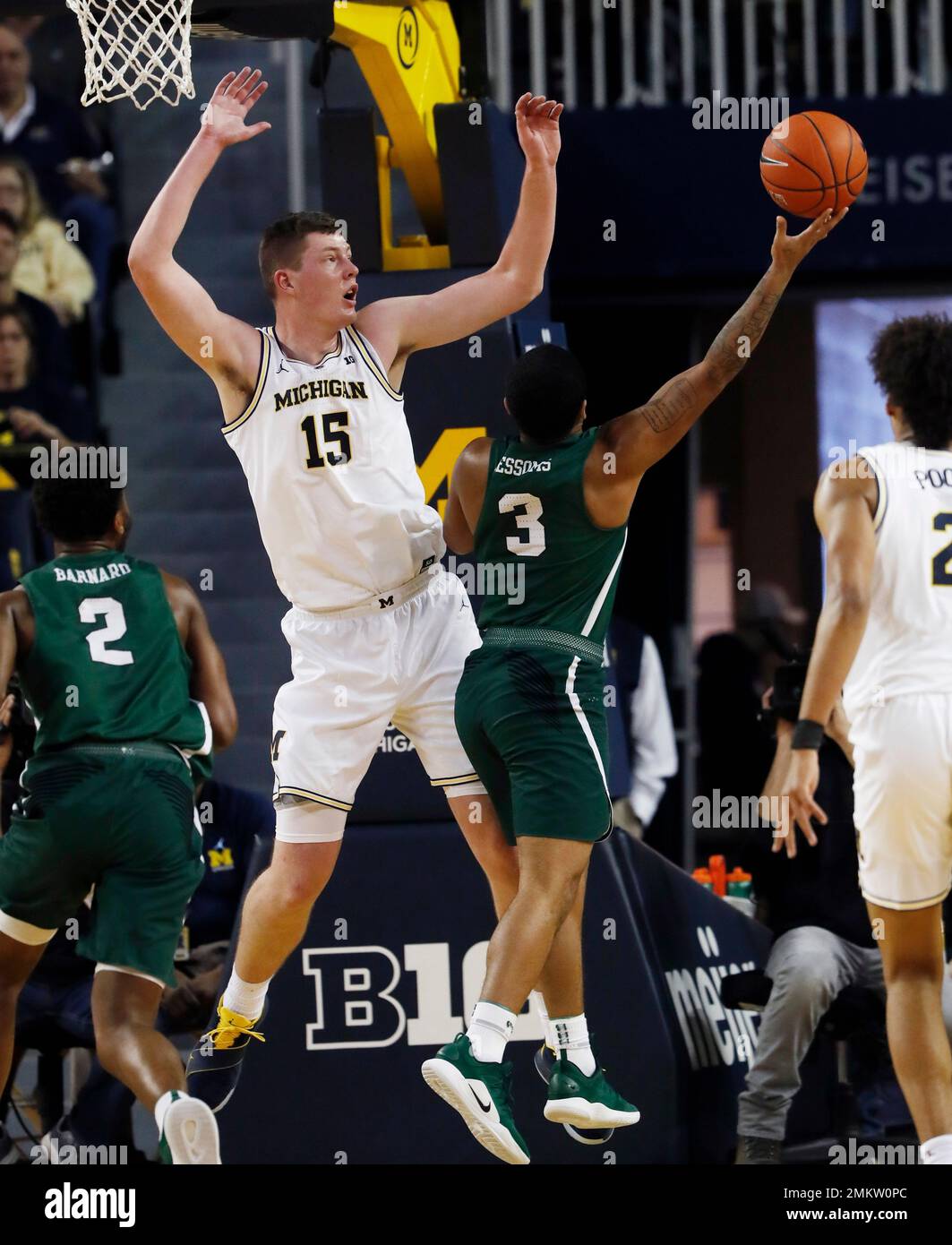 Michigan center Jon Teske (15) defends as Binghamton guard Sam Sessoms ...