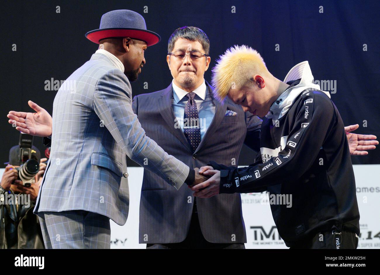 Floyd Mayweather Jr., left, and Japanese kickboxer Tenshin Nasukawa ...