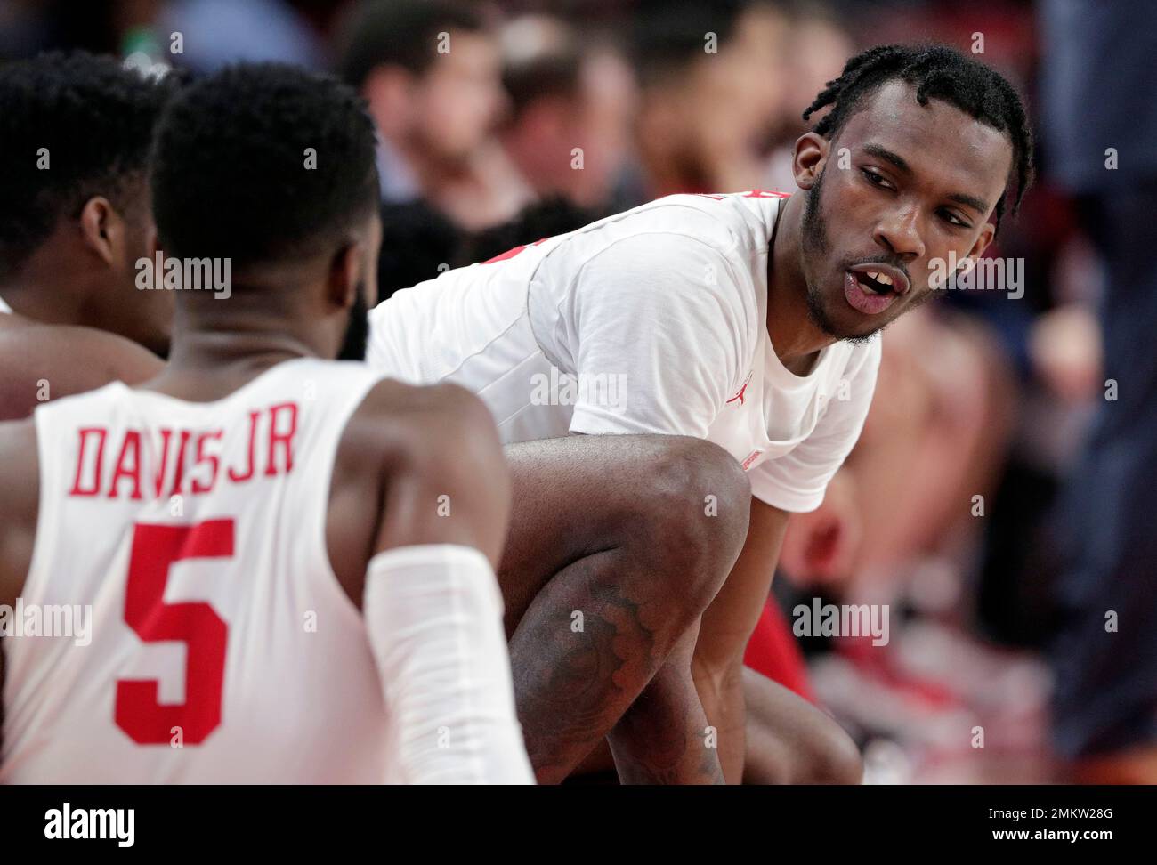 Houston guard Dejon Jarreau, right, talks to guard Corey Davis Jr. (5 ...