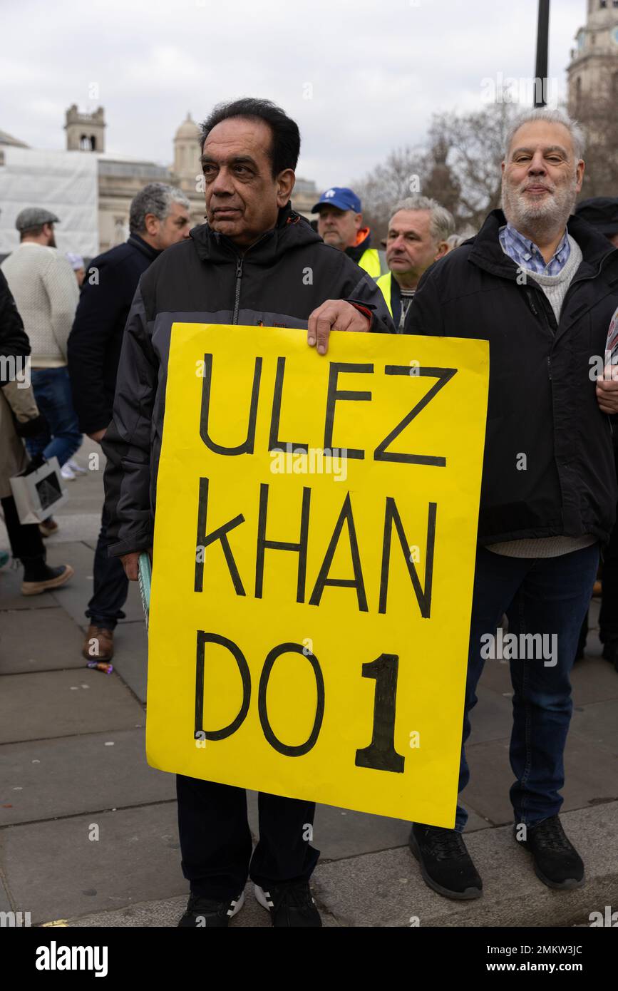 Anti-Ulez protesters in Trafalgar Square, London, protesting against ...