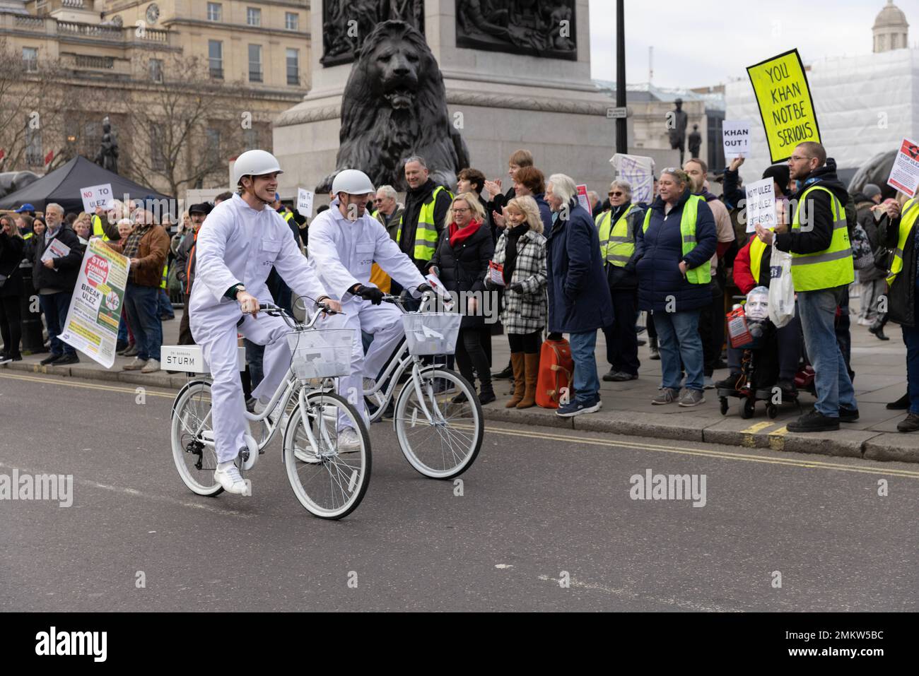 Anti-Ulez protesters in Trafalgar Square, London, protesting against ...