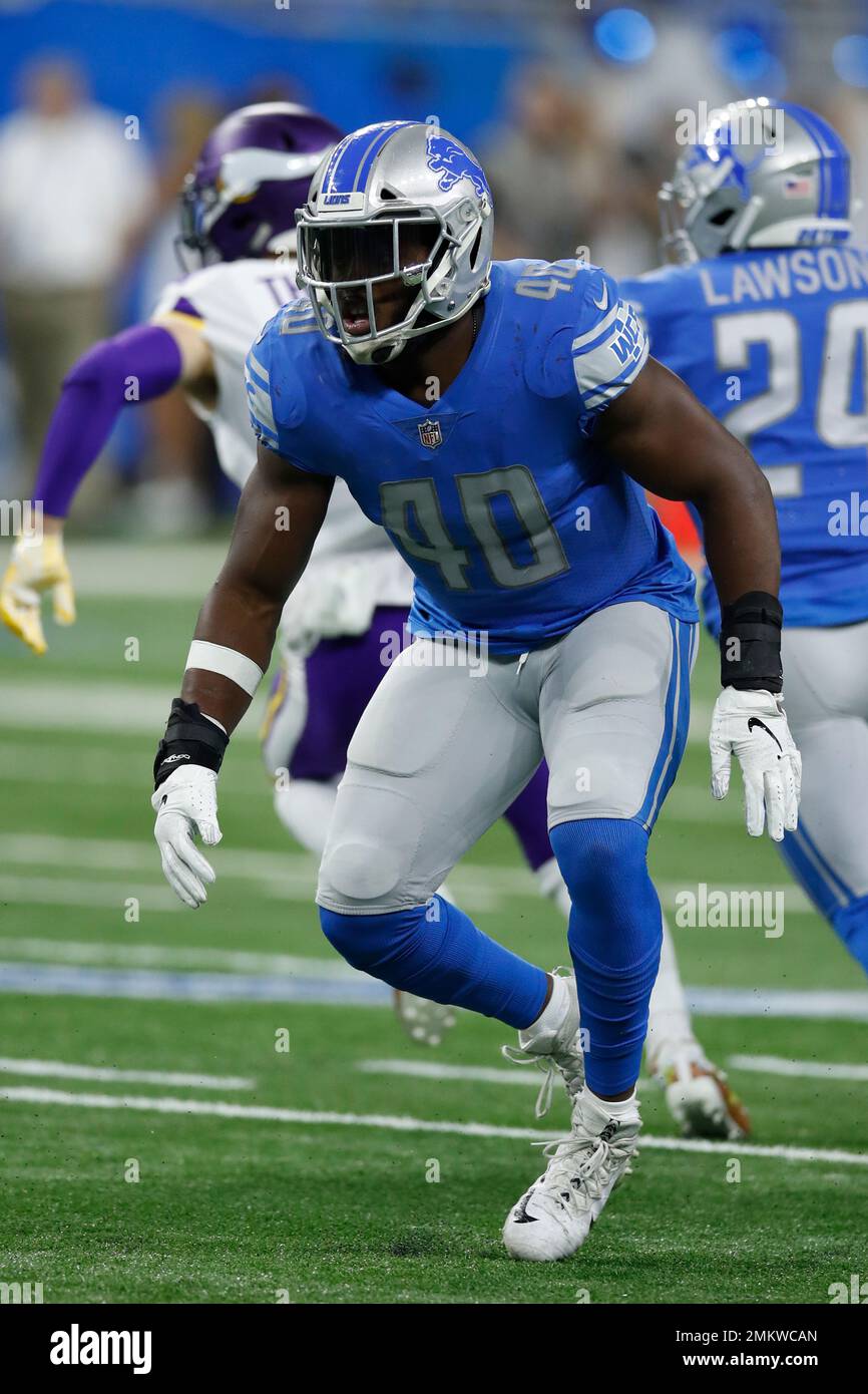 Detroit Lions middle linebacker Jarrad Davis (40) lines up against the ...