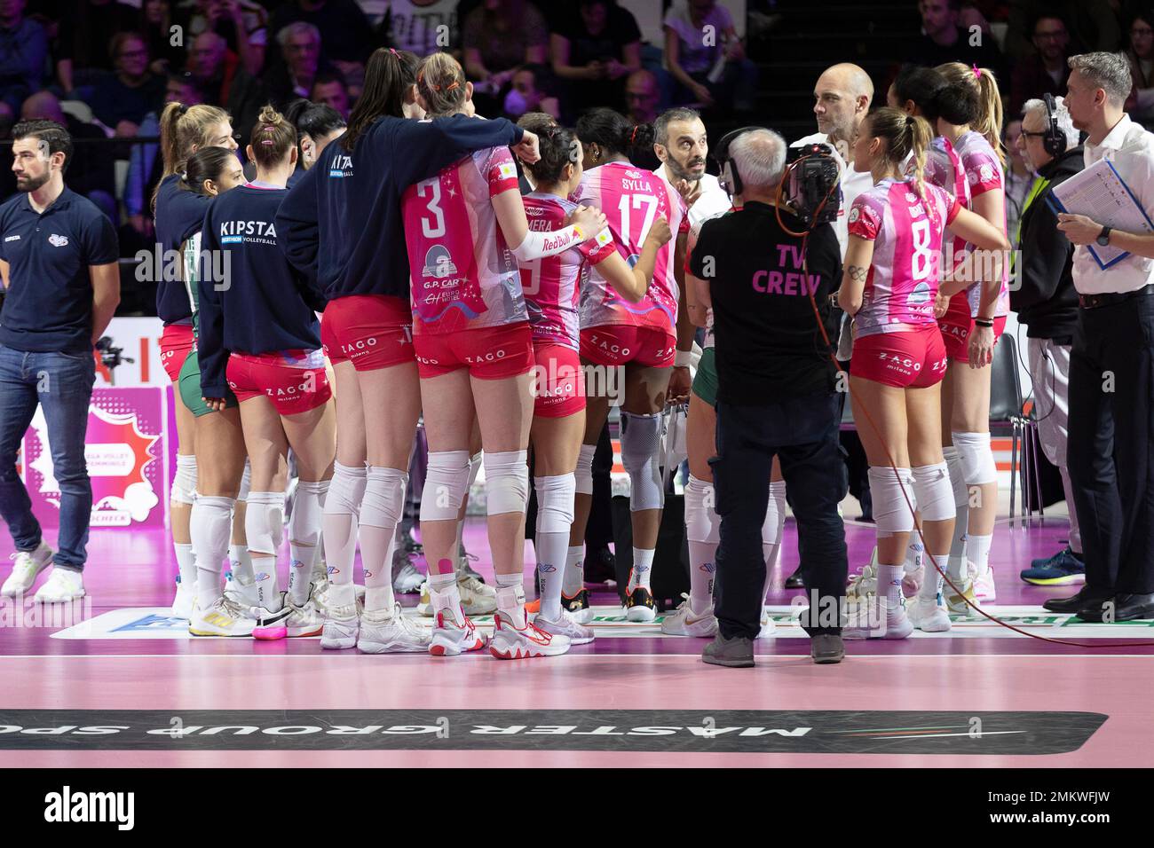 Head coach Marco Gaspari (Vero Volley Milano) during timeout with ...