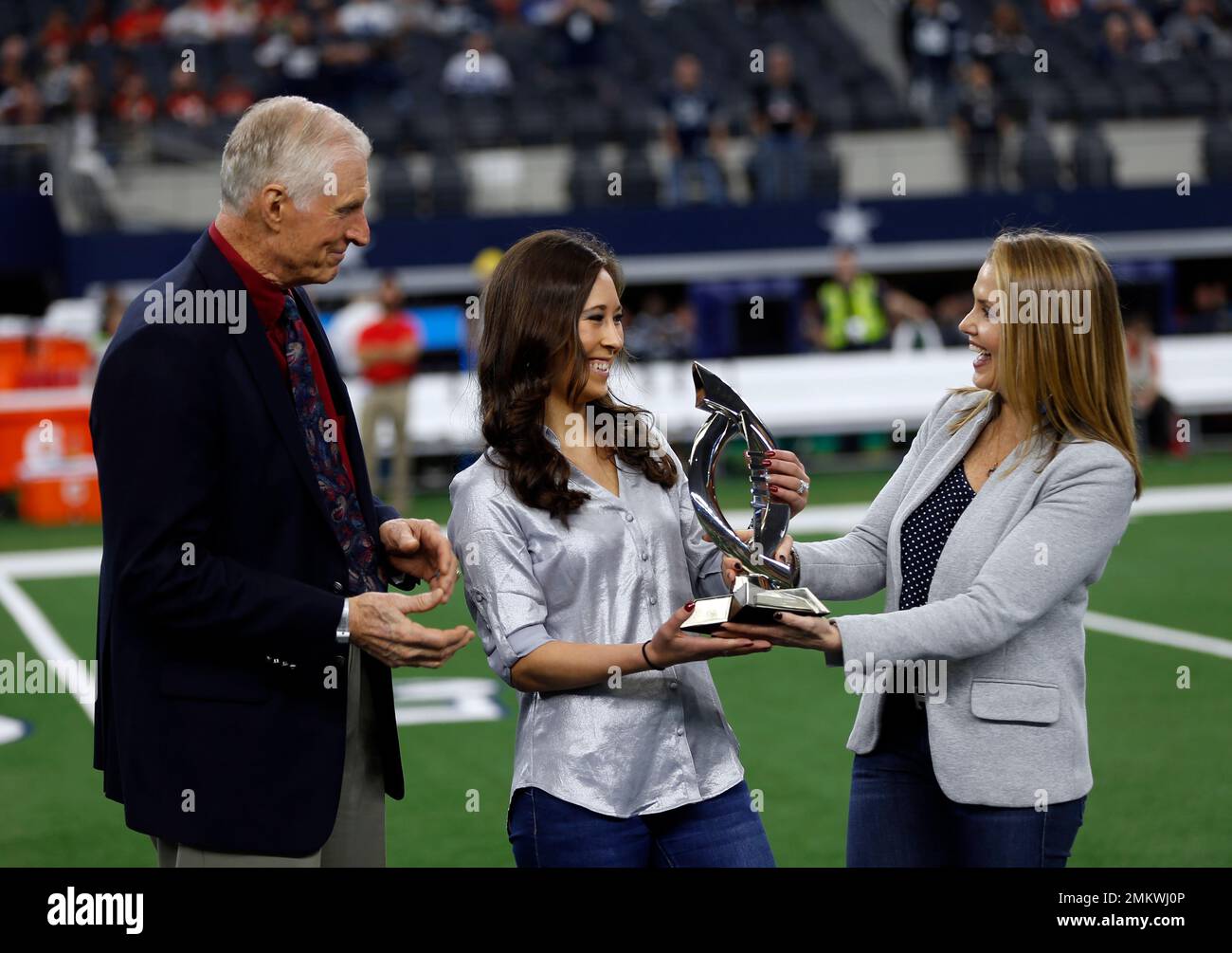 Former Dallas Cowboys player Bob Lilly, left, and Leanne Schneider ...