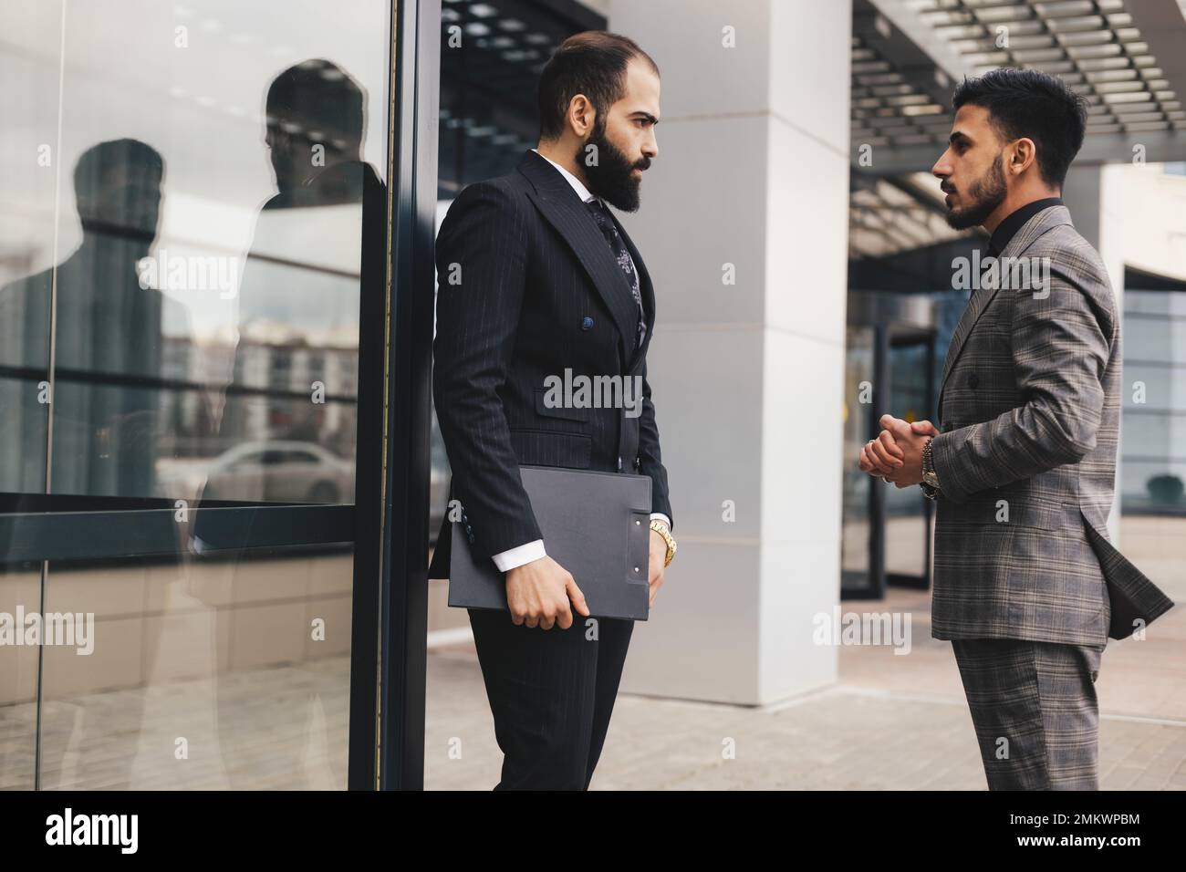Conversation men suits hi-res stock photography and images - Alamy