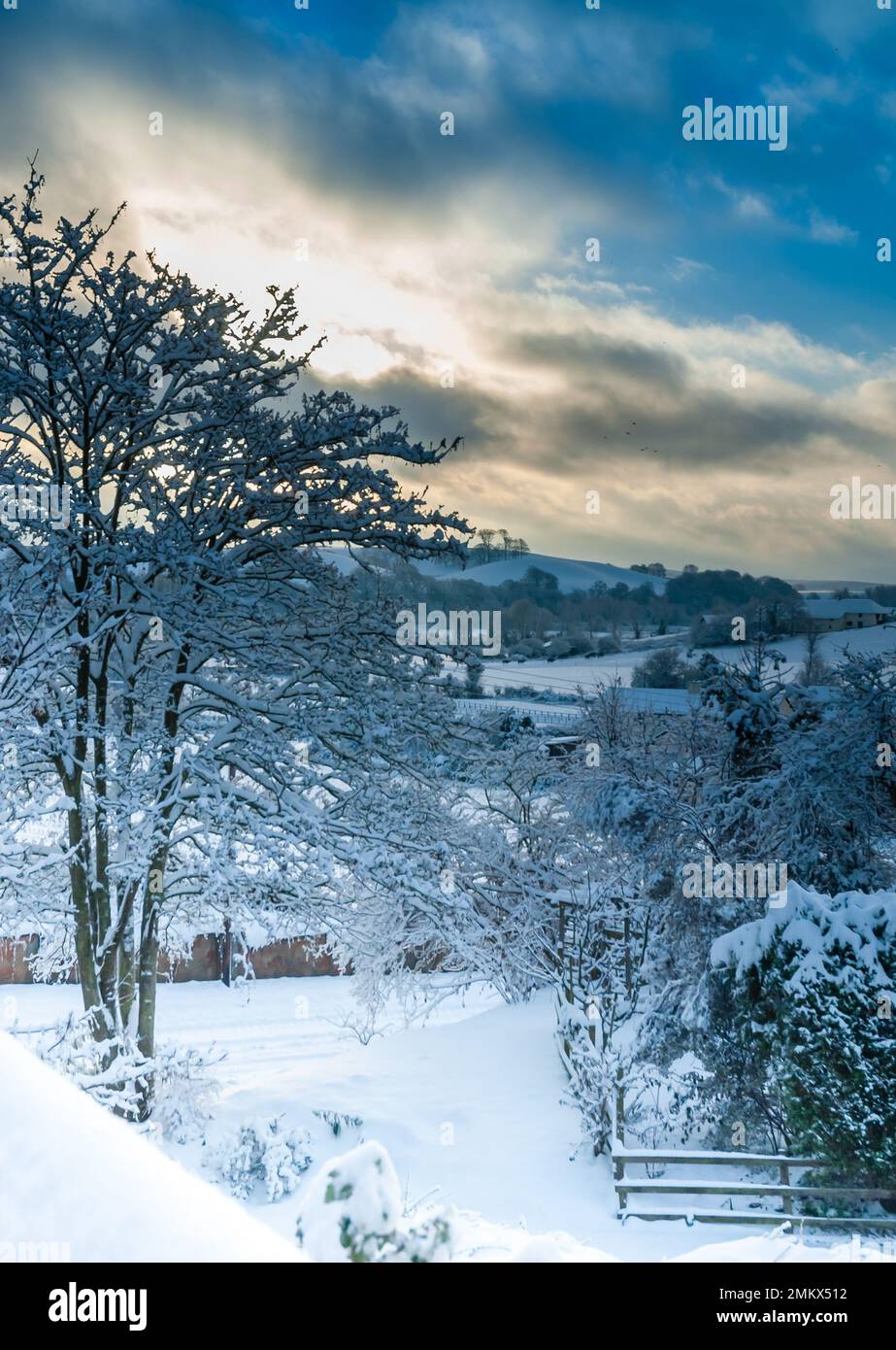 English village snow scene hi-res stock photography and images - Alamy