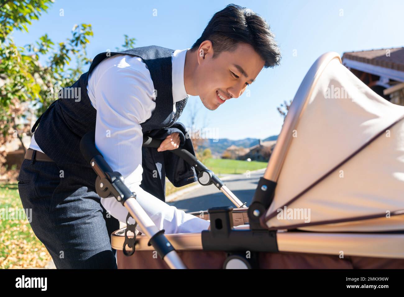 Parents pushing a pram hi-res stock photography and images - Alamy