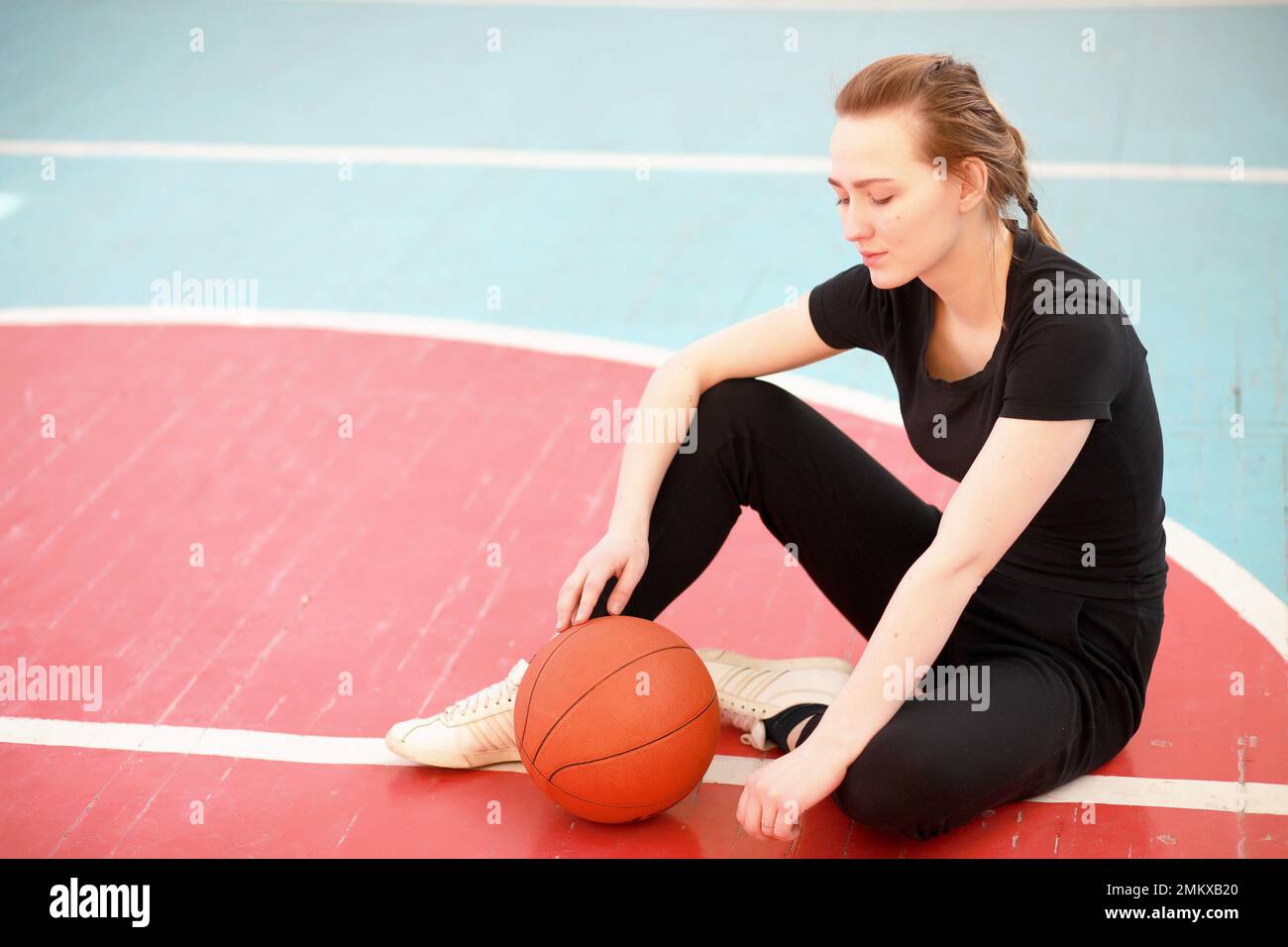 Girl young student in the gym playing a basketball Stock Photo - Alamy