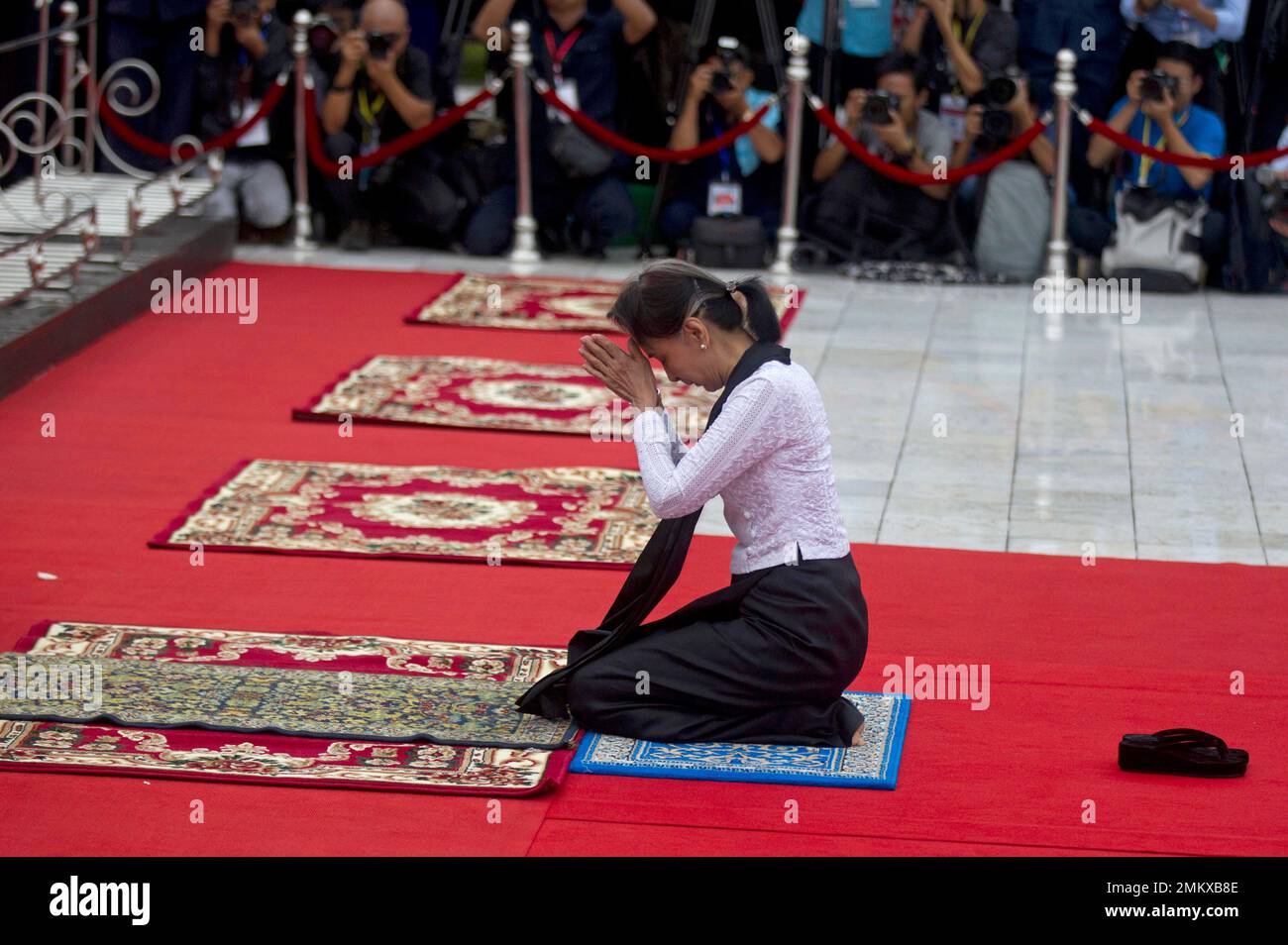 Myanmar leader Aung San Suu Kyi prays at the tomb of her late father ...