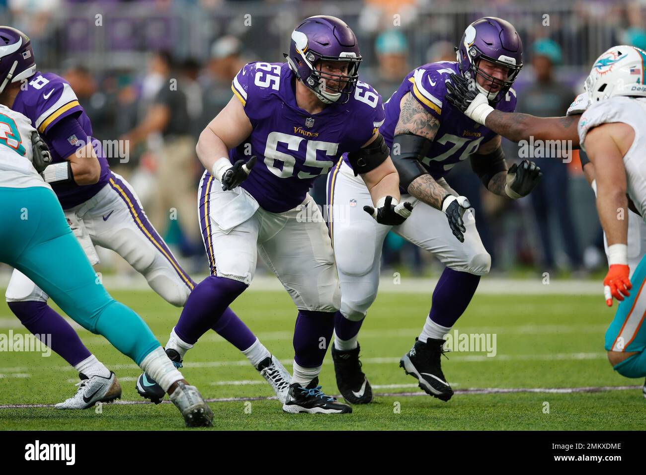Minnesota Vikings center Pat Elflein (65) sets to block against the ...