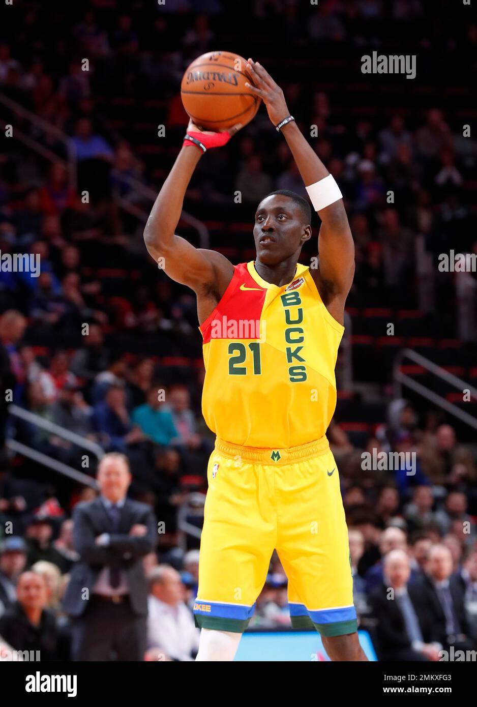 Milwaukee Bucks guard Tony Snell shoots against the Detroit Pistons in ...