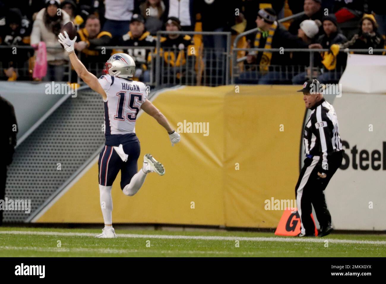 New England Patriots wide receiver Chris Hogan (15) heds to the end ...