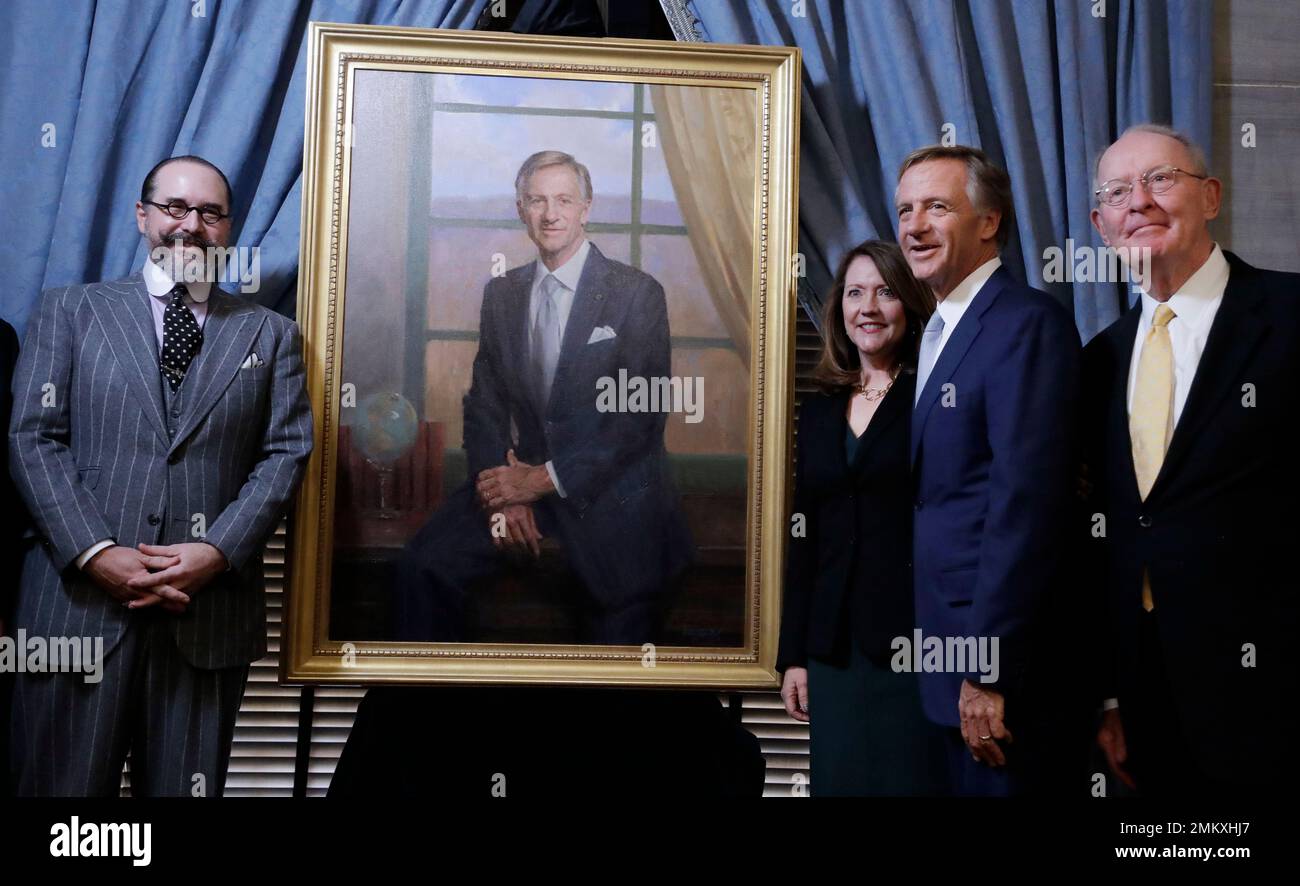 Tennessee Gov. Bill Haslam, second from right, poses with his wife ...