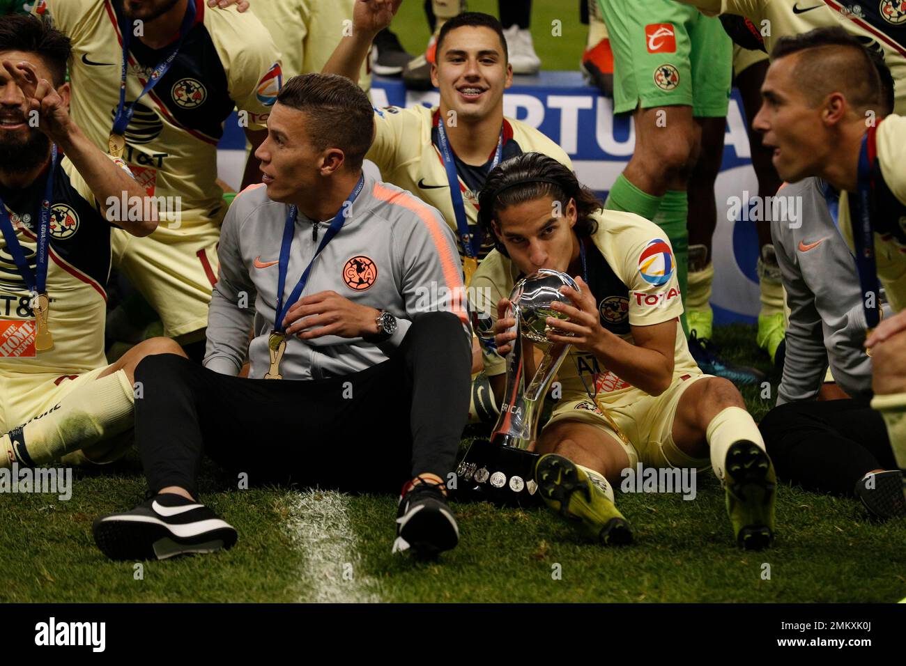 America's soccer team celebrates defeating Cruz Azul in the final ...