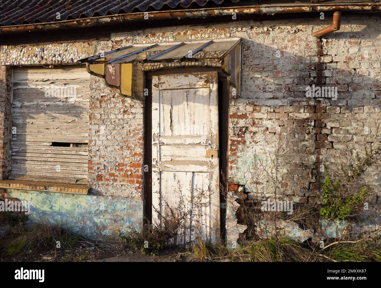 Old house falling apart Stock Photo - Alamy