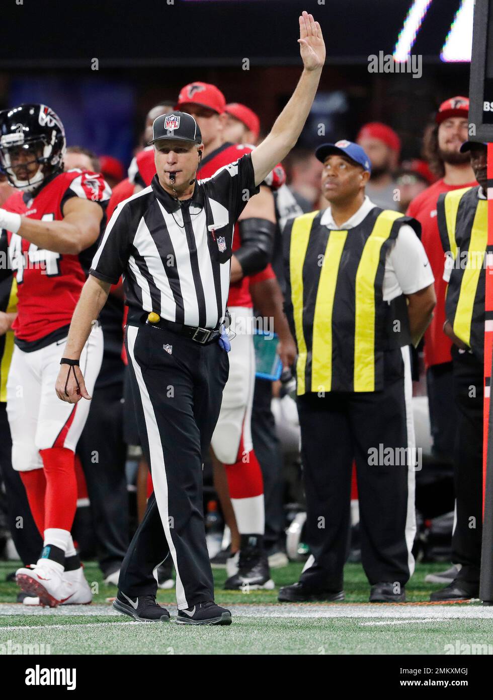 Official head linesman Mark Hittner (28) works during the first half of ...