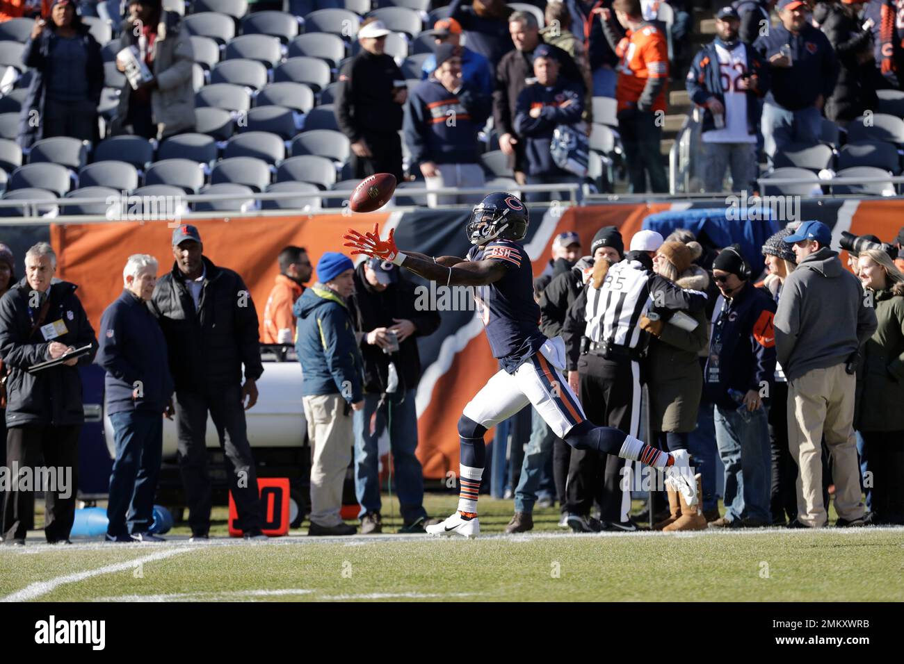 Chicago Bears wide receiver Josh Bellamy (15) warms up before an NFL ...
