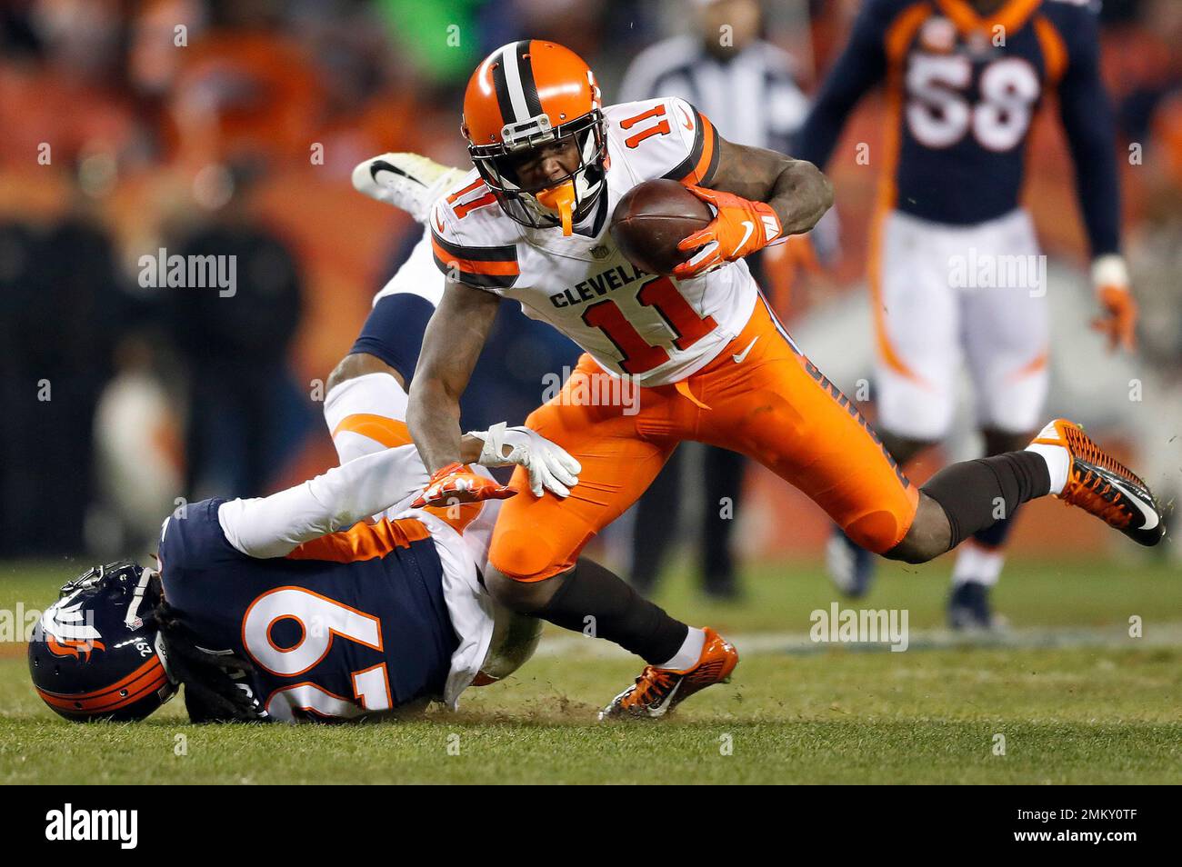 Cleveland Browns wide receiver Antonio Callaway (11) makes a catch as ...