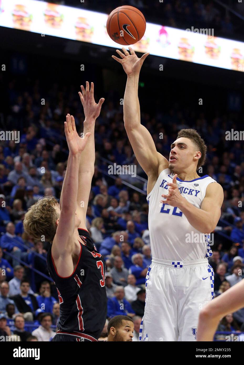 Kentucky's Reid Travis, right, shoots while defended by Utah's Jayce ...