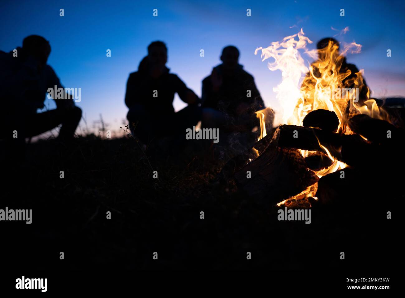Gathered around fire hi-res stock photography and images - Alamy
