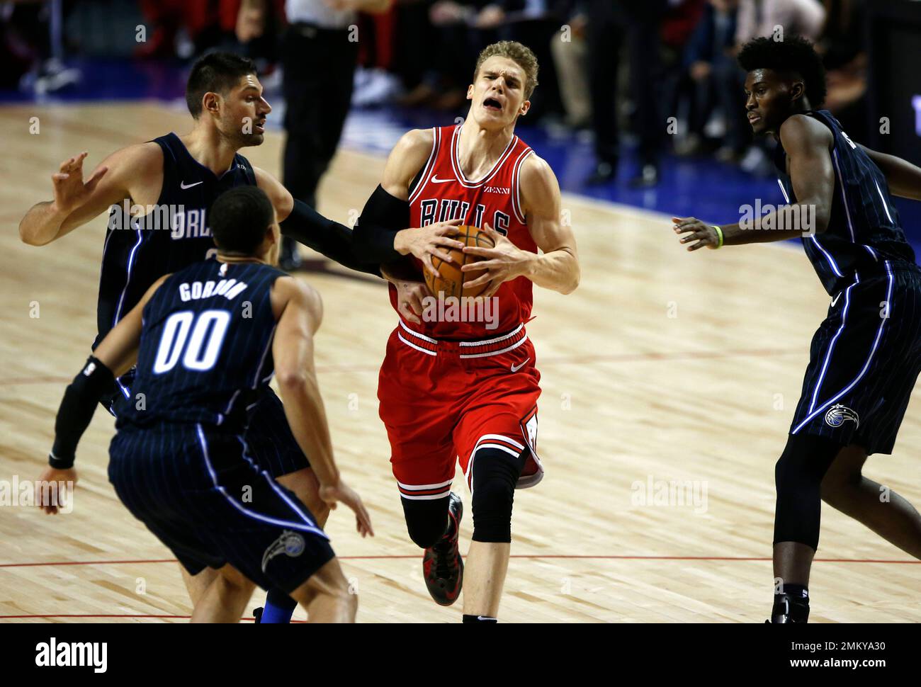 Chicago Bulls' Lauri Markkanen, center, fights for the ball with ...