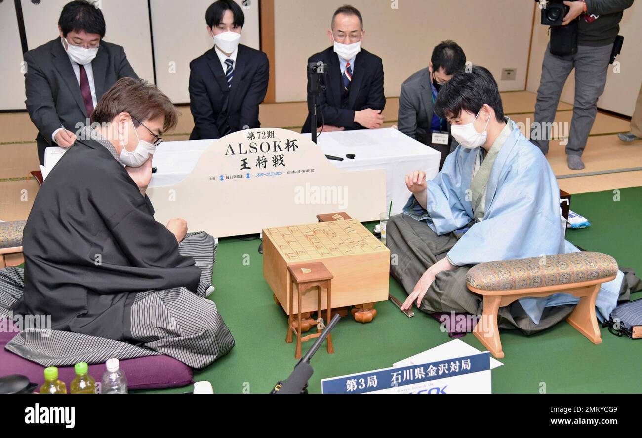 Defending champion Sota Fujii (R) and veteran player Yoshiharu Habu ...