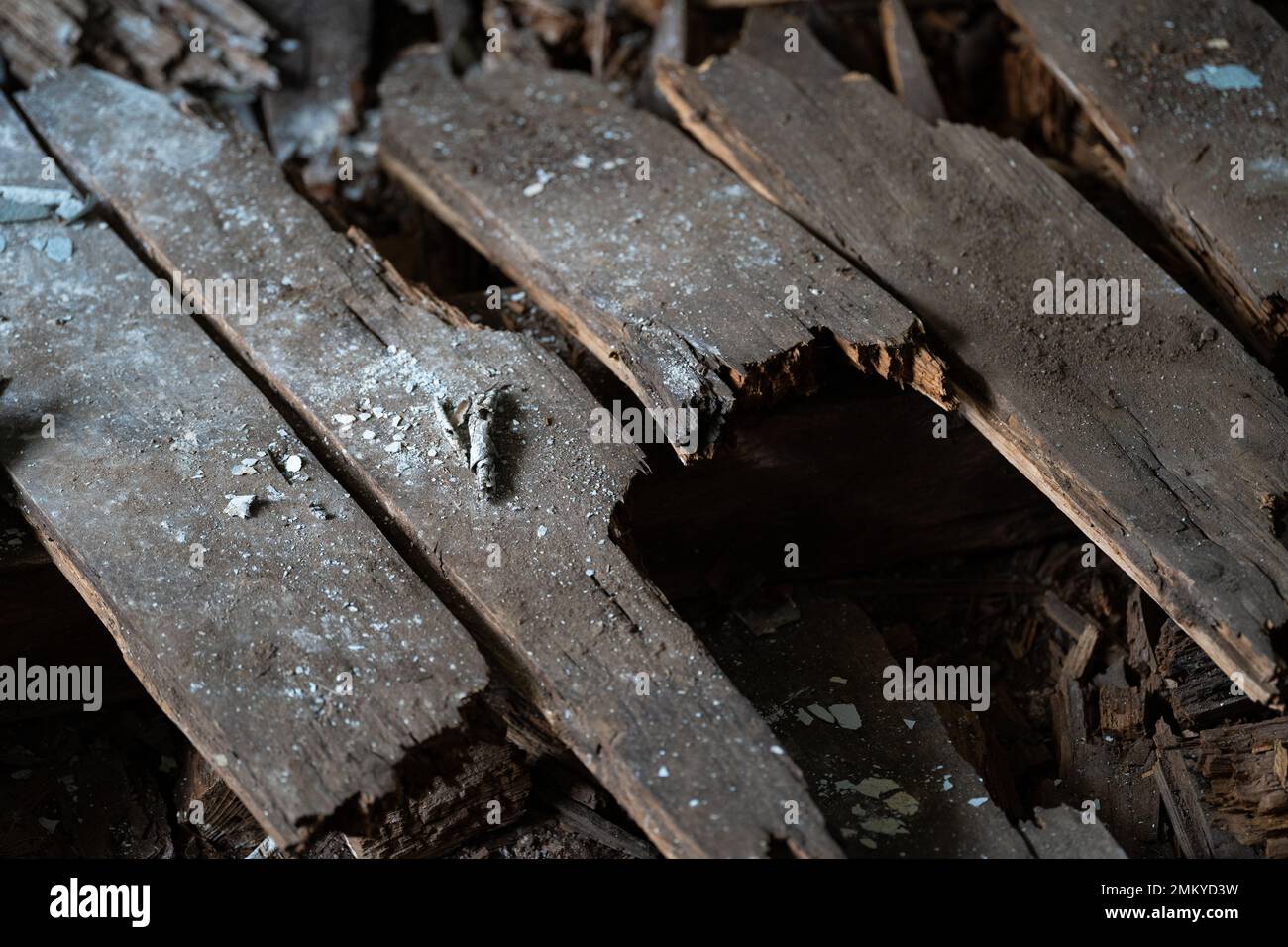 Broken boards hi-res stock photography and images - Alamy