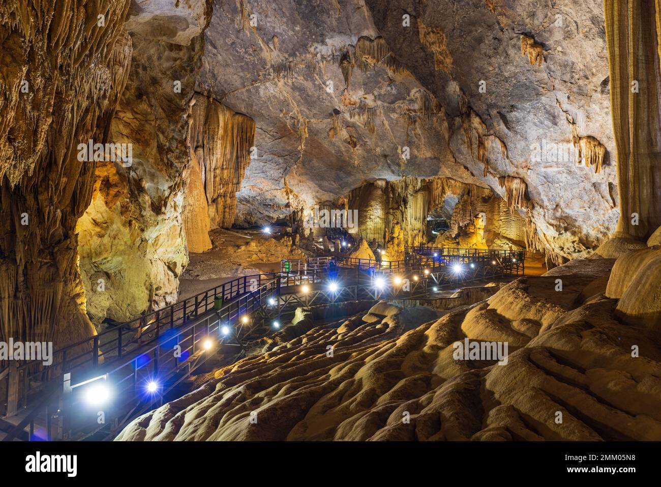 Scenic wooden walkway inside Thien Duong or Paradise Cave Stock Photo ...