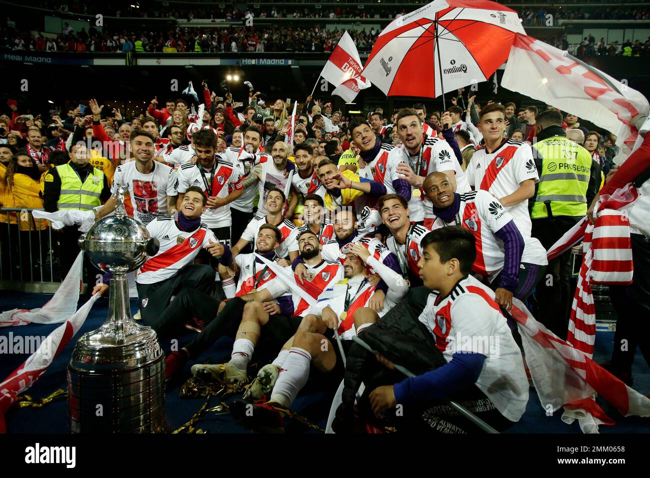 Players of Argentina's River Plate celebrate after defeating Argentina ...