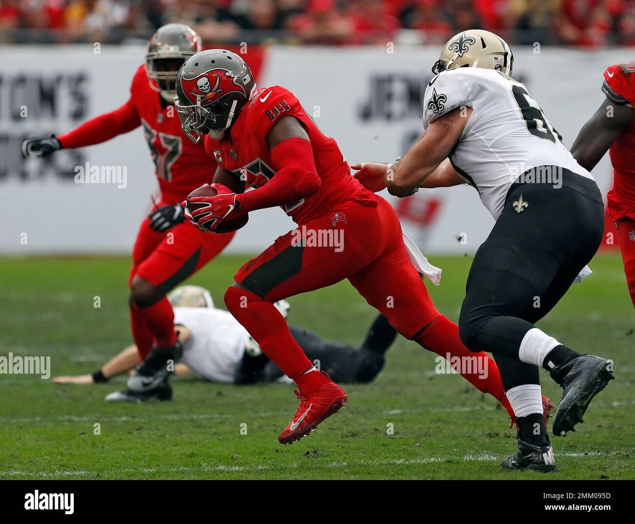 Tampa Bay Buccaneers outside linebacker Adarius Taylor (53) gets away ...