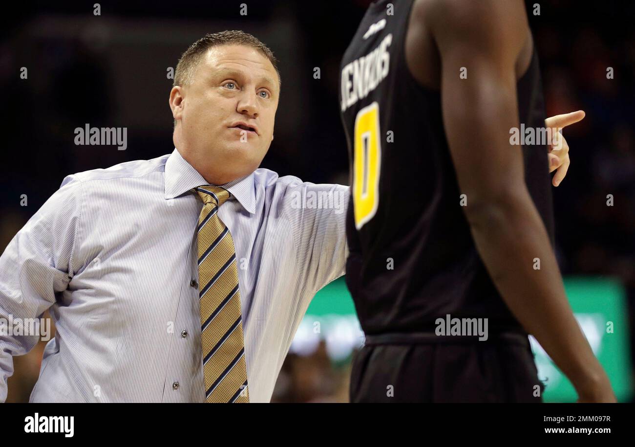 Virginia Commonwealth head coach Mike Rhoades, left, talks with guard ...