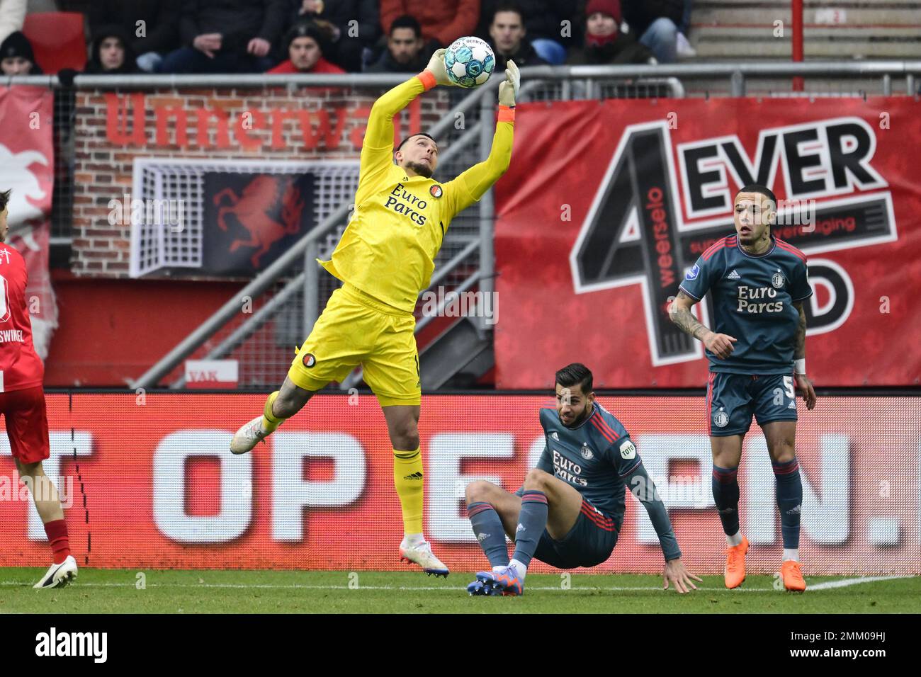 ENSCHEDE - (lr) Feyenoord goalkeeper Justin Bijlow, David Hancko of Feyenoord, Quilindschy ...