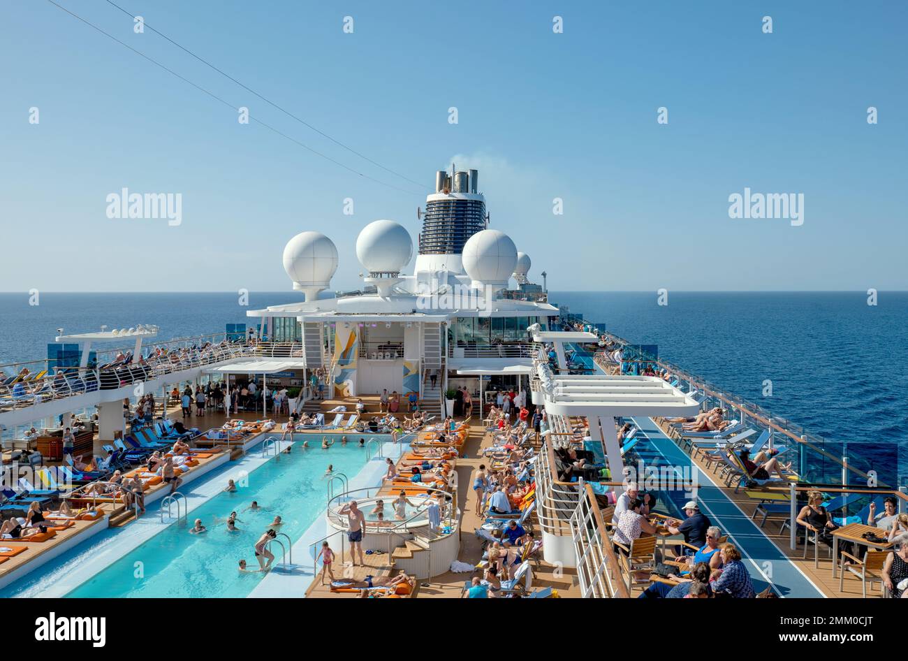 Crowded swimming pool cruise ship hi-res stock photography and images ...